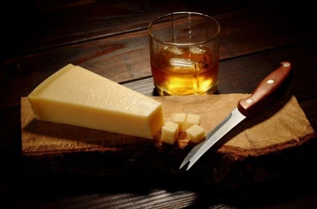 What To Know About Pairing Liquor With Cheese